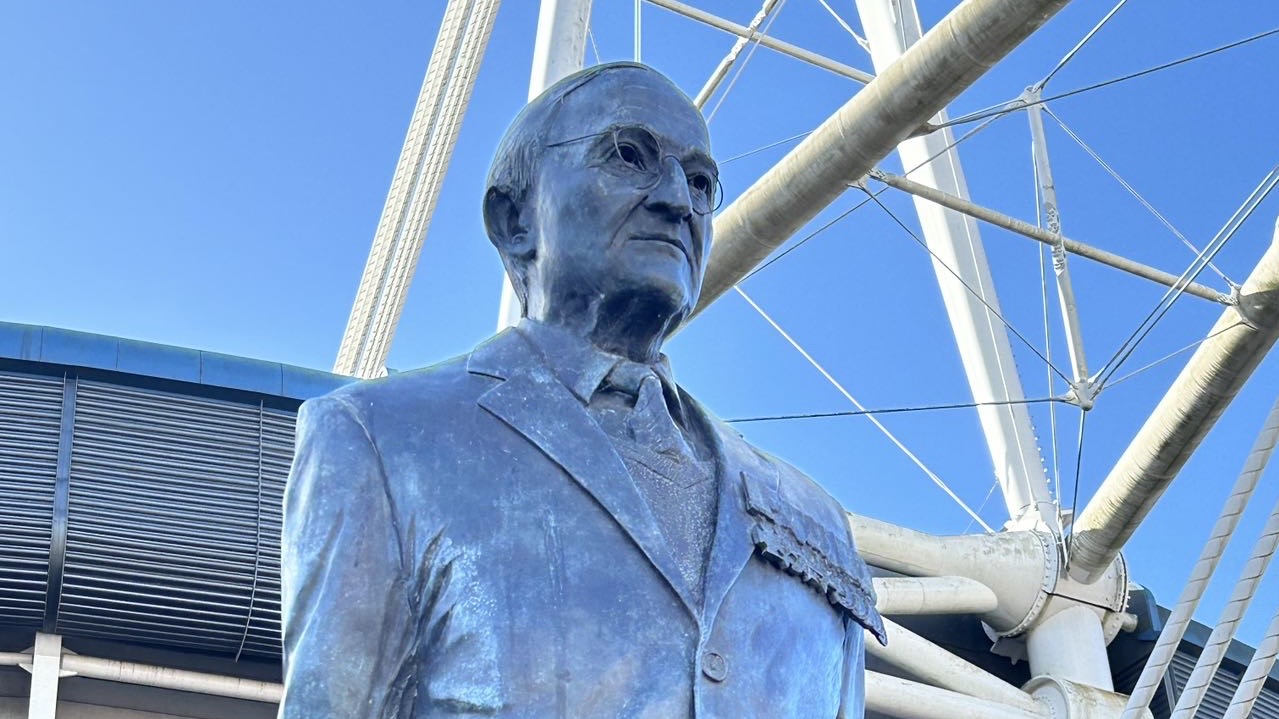 Statue of Sir Tasker Watkins - Cardiff News Plus